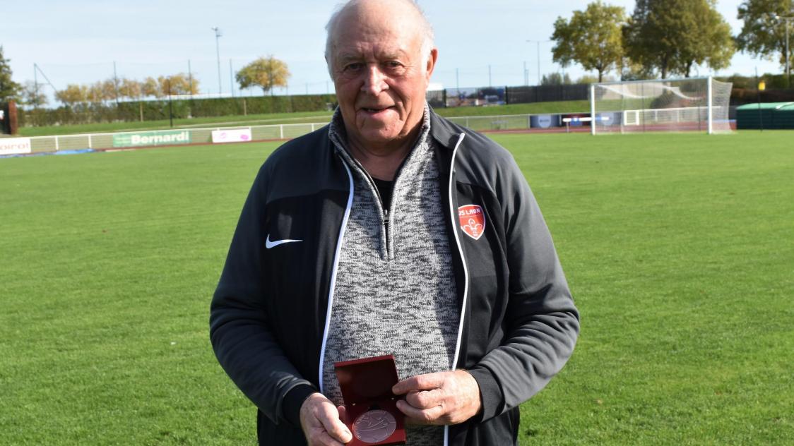 Dirigeant de l’US Laon Francis Wattier honoré par le district de football