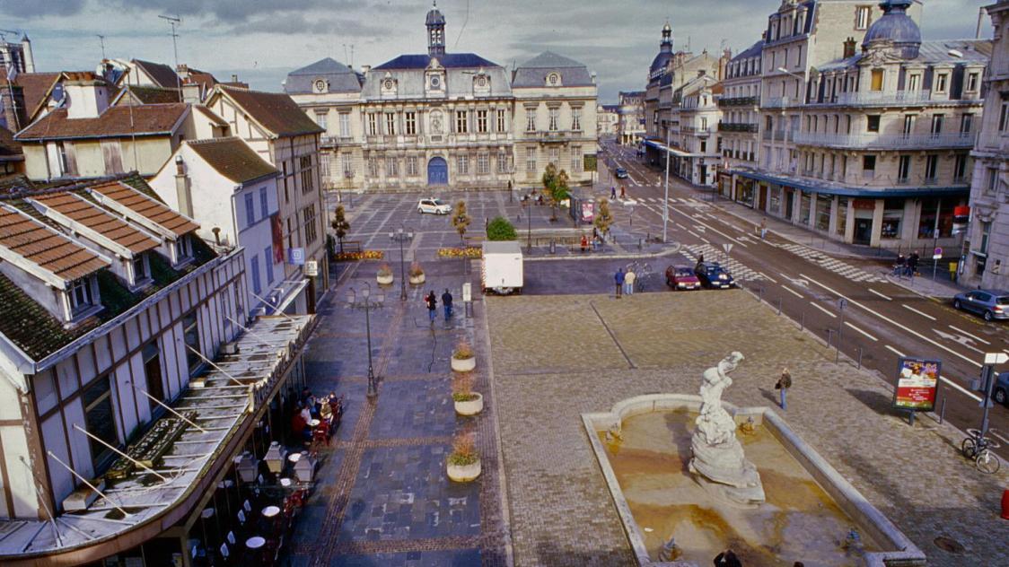 La métamorphose de la place de l’hôtel de ville de Troyes : 10 ans déjà