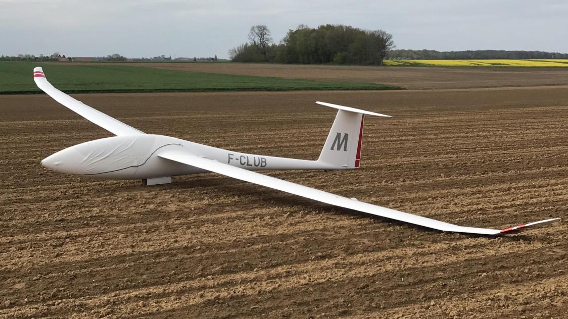 Un planeur en plein champ à Viffort dans le sud de l’Aisne