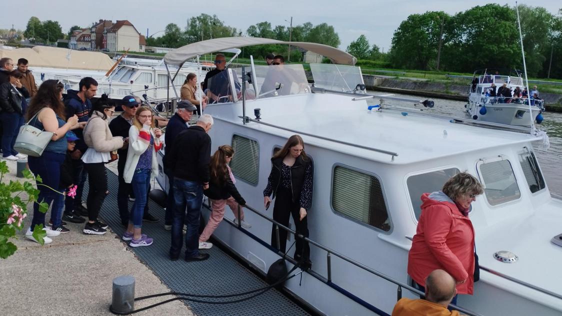 Chauny : les balades en bateaux pour le lancement des fêtes Rabelais
