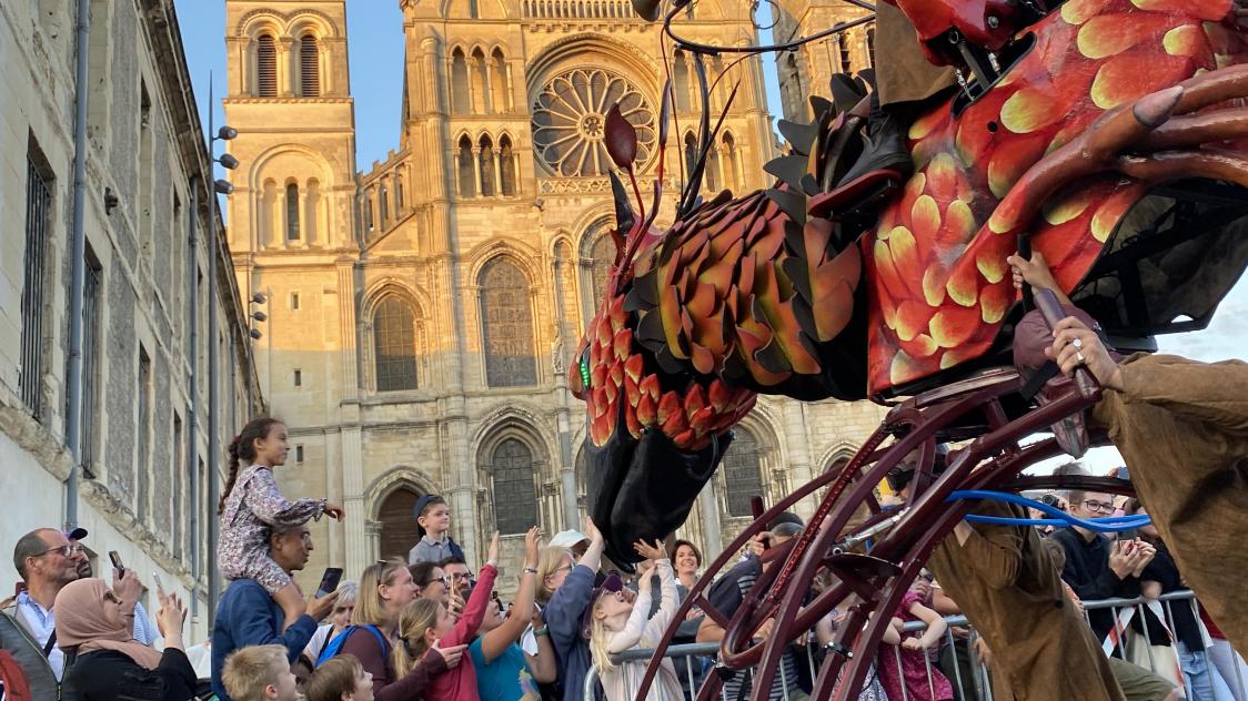 PHOTOS. Revivez la grande parade des Fêtes johanniques à Reims