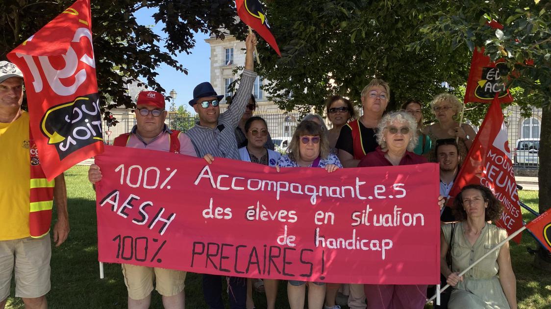 Les AESH en grève à Troyes pour de «vrais statuts et salaires»