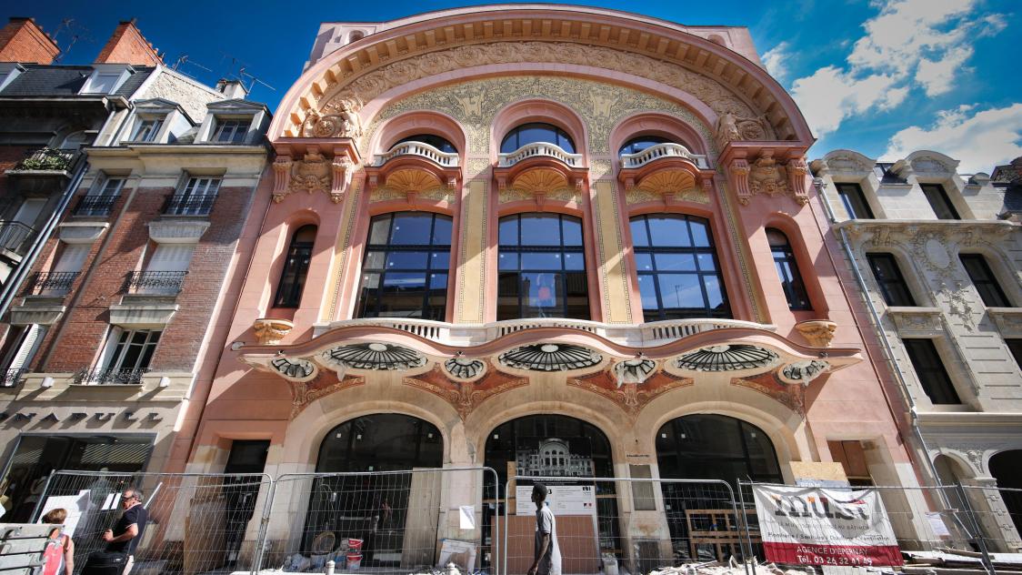 La façade de l’ancien cinéma Opéra retrouve son charme à Reims