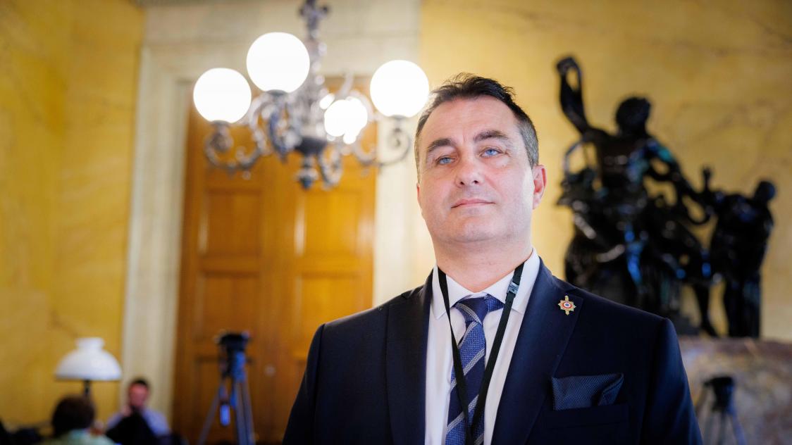 Chauny : une jeune femme dégrade la permanence du député RN de la ...