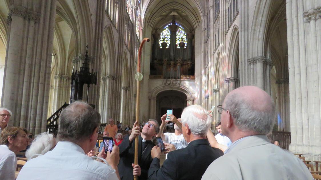 L’évêque de Troyes dévoile sa nouvelle crosse