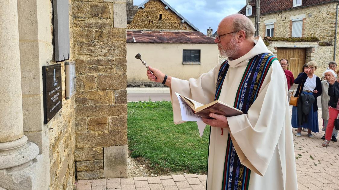 Villy-en-Trodes : la plaque en souvenir de l’abbé Durand a été bénie