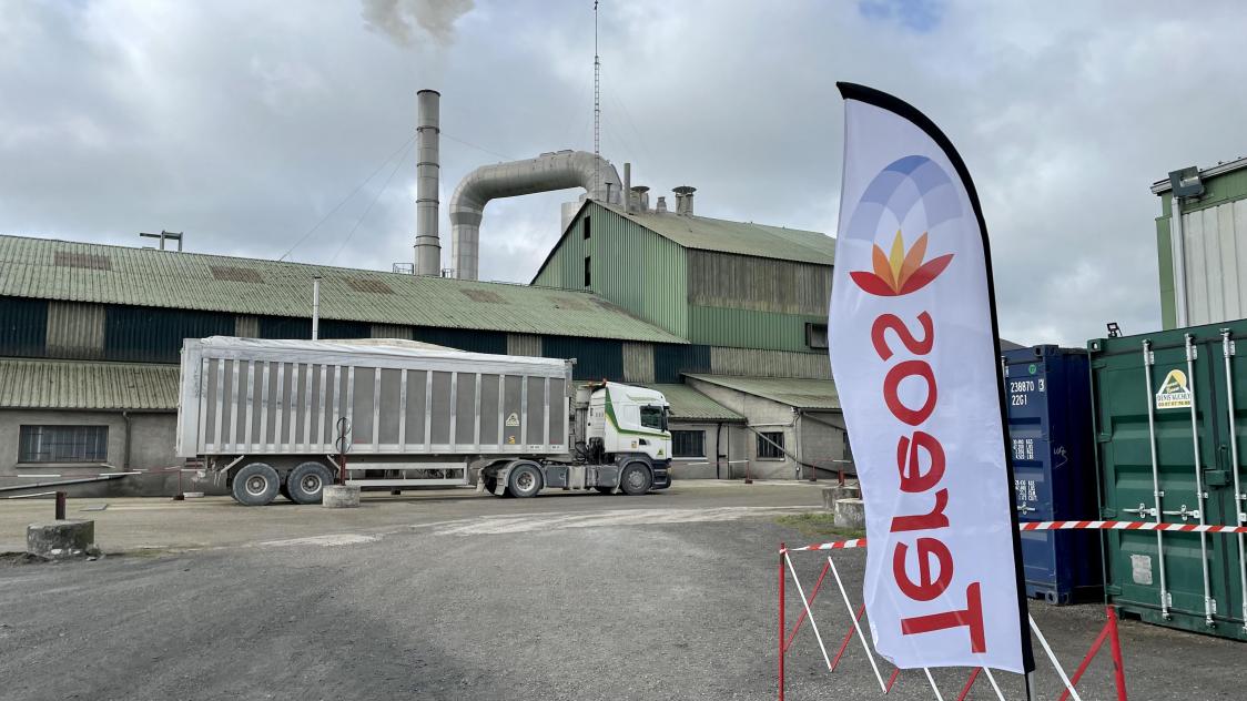 Au cœur de l’usine de déshydratation de luzerne de Pleurs, dans le ...