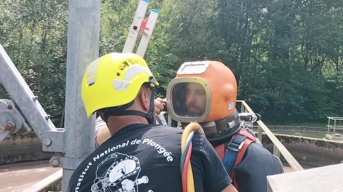 Plongée en eaux très troubles: un scaphandrier en intervention à la ...