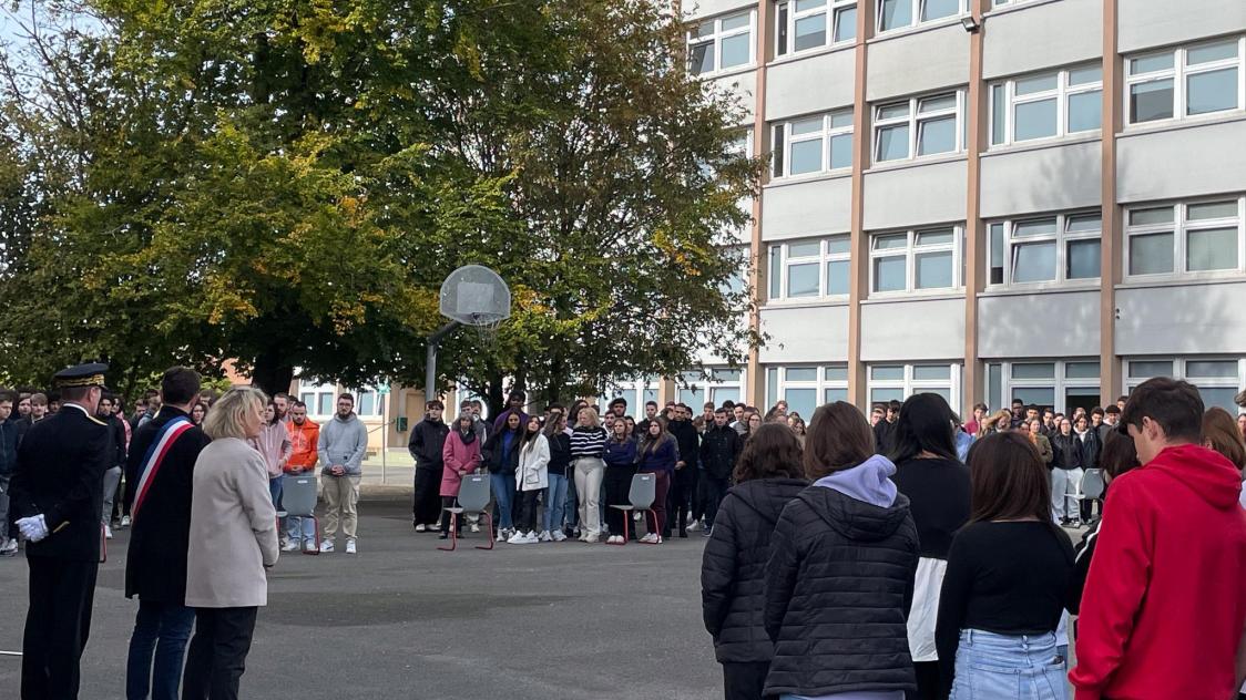 Après l’attaque à Arras, moment de recueillement au lycée Monge de Charleville-Mézières