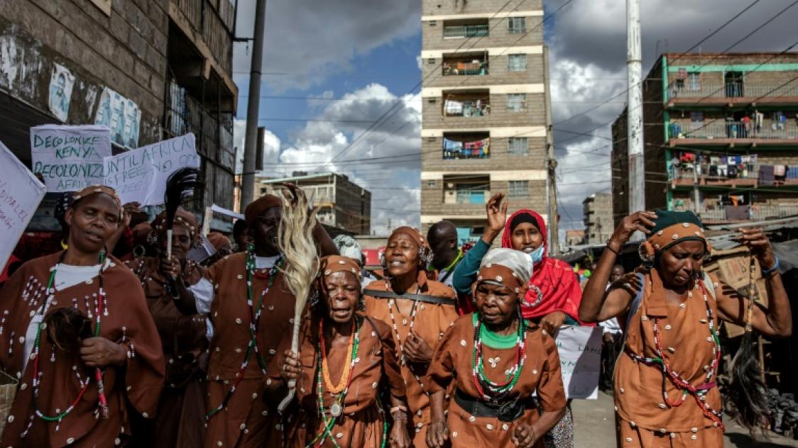 Charles III en route pour une visite lourde de sens au Kenya