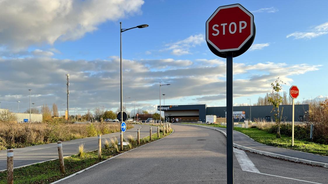 Deux panneaux « stop » cohabitent dans un quartier à Saint-André-les ...