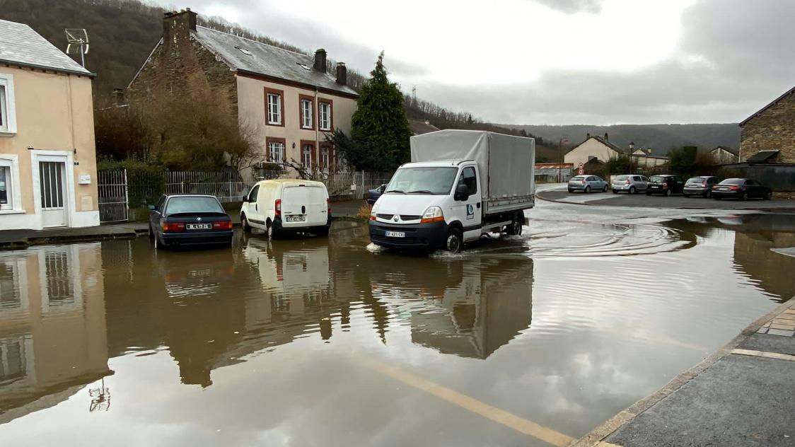 Inondations dans les Ardennes : des rues sous l’eau à Thilay avec la ...