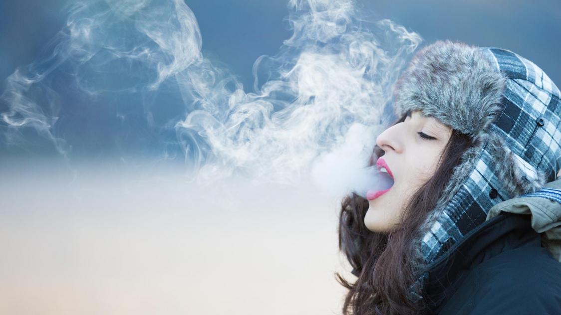 Santé : voici ce que vous risquez à faire une pause cigarette dans le froid