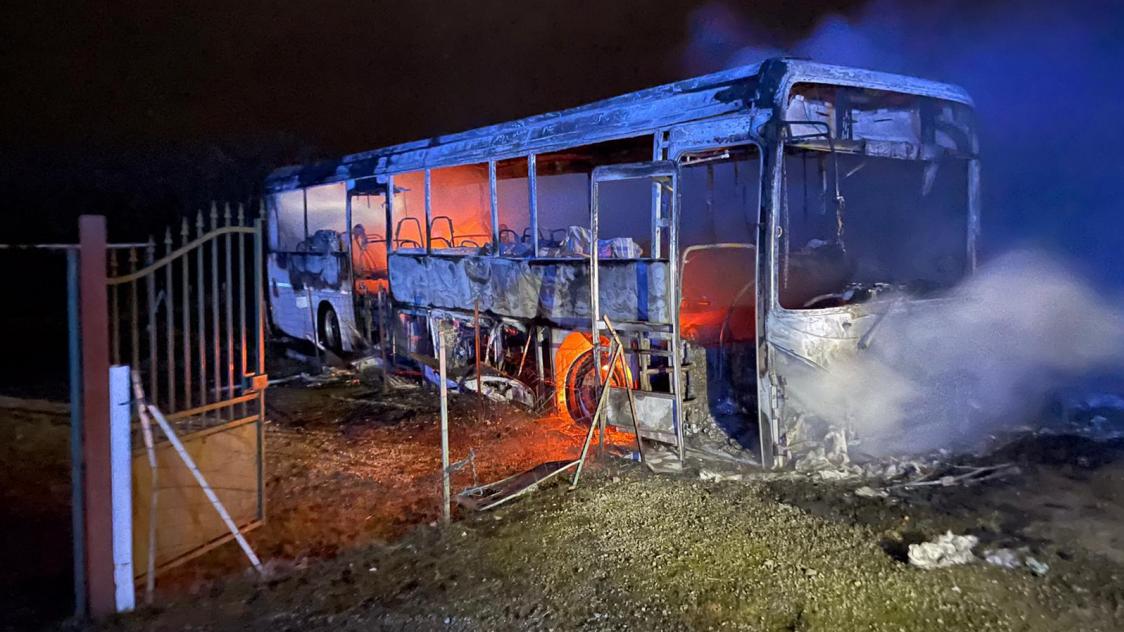 Un bus et une voiture incendiés en pleine nuit à Urcel, près de Laon