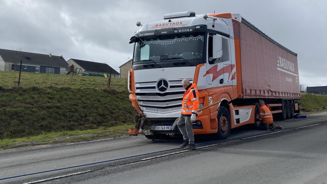 Un camion plein de pâtes et de riz bloqué dans le fossé toute la ...
