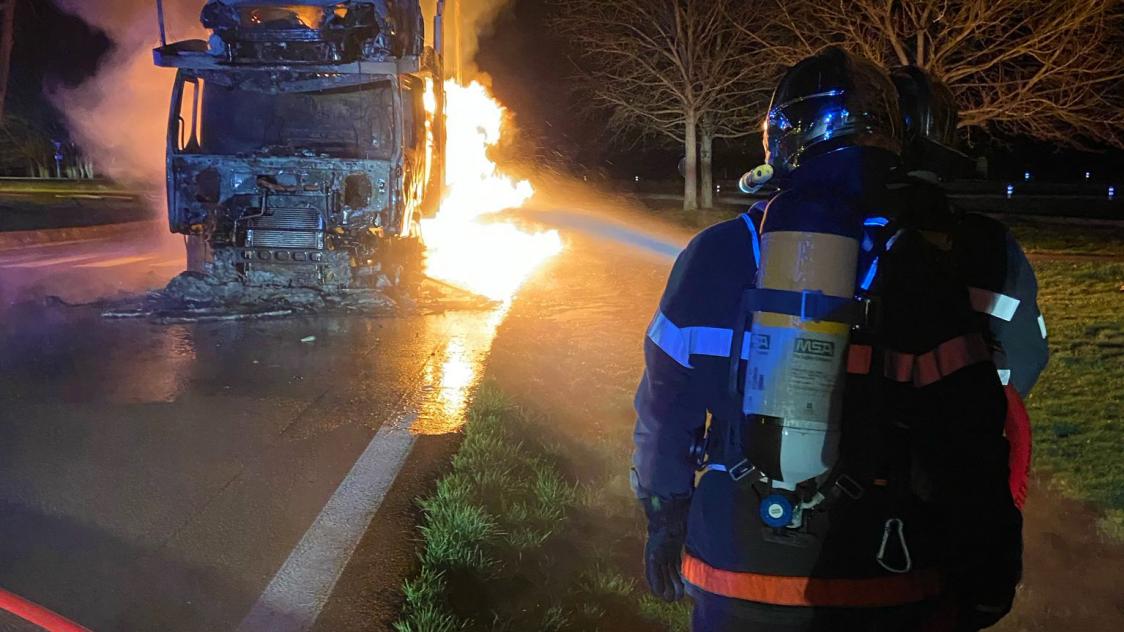 Un poids lourd prend feu sur une aire de l’A5