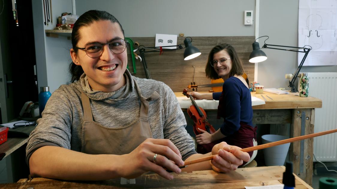 Ce couple fabrique et répare les instruments de musique à cordes à ...