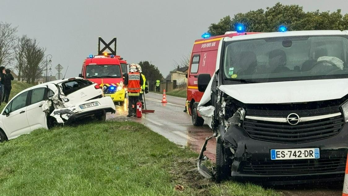 Une voiture et une camionnette entrent en collision à la sortie de ...
