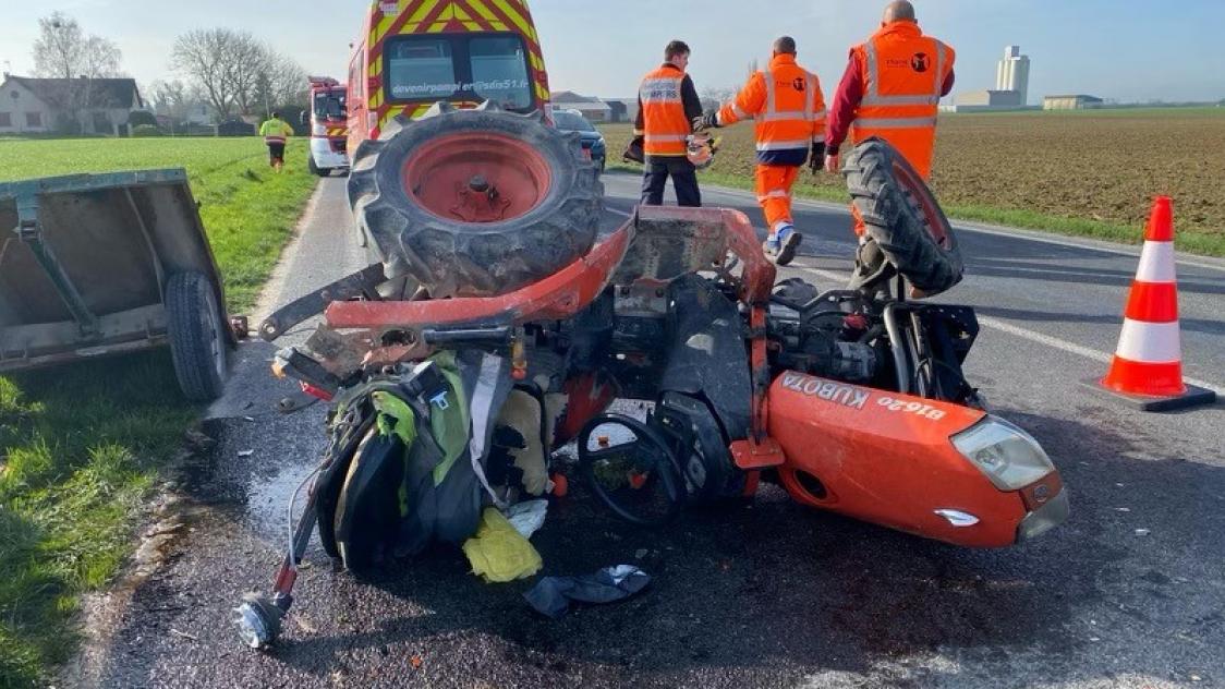 Trois blessés dans un choc entre une voiture et un engin agricole dans le sud-ouest de la Marne