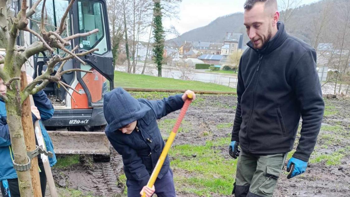 À Revin, les élèves ont planté des arbres pour être mieux sensibilisés à la nature