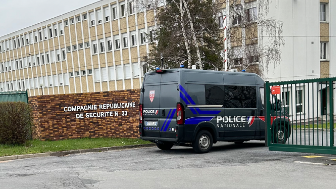 Le passant vole un chiffre sur le mur d’entrée de la CRS 33 de Reims ...