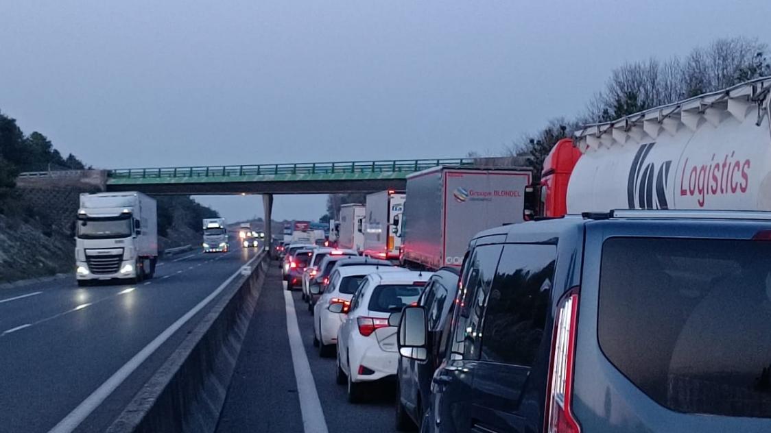 Un poids lourd se couche sur l’autoroute A26 vers Mailly-le-Camp
