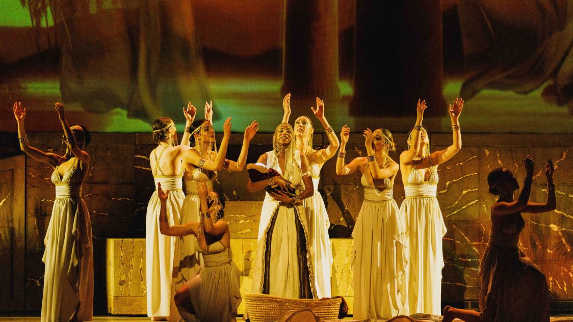 Le spectacle Les 10 commandements ovationné pour la première au ...