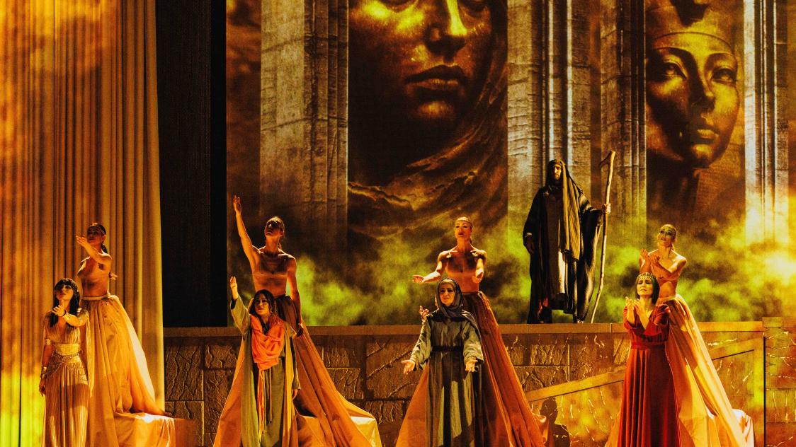 Le spectacle Les 10 commandements ovationné pour la première au ...