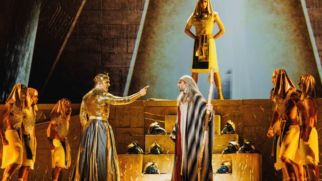 Le spectacle Les 10 commandements ovationné pour la première au ...