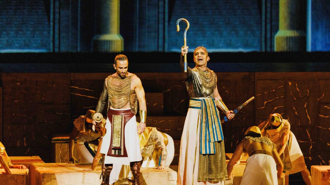 Le spectacle Les 10 commandements ovationné pour la première au ...