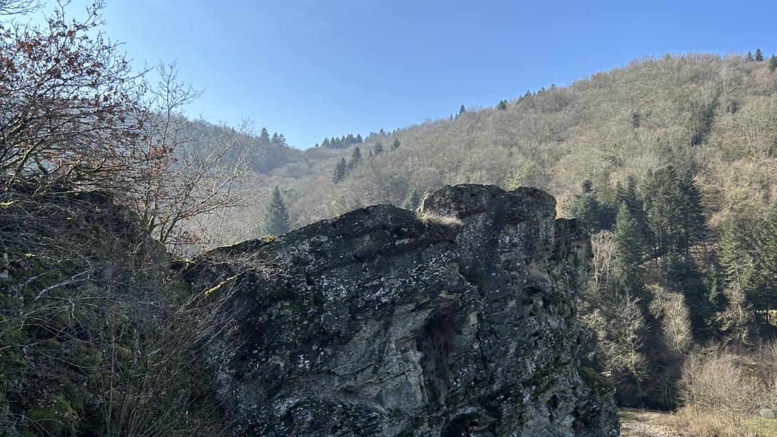 En randonnée dans les Ardennes au Rocher du saut Thibault