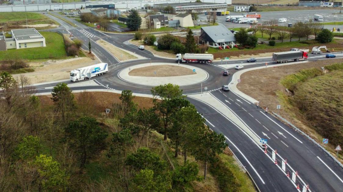 L’aménagement du rond-point à La Veuve va permettre d’étendre la zone ...