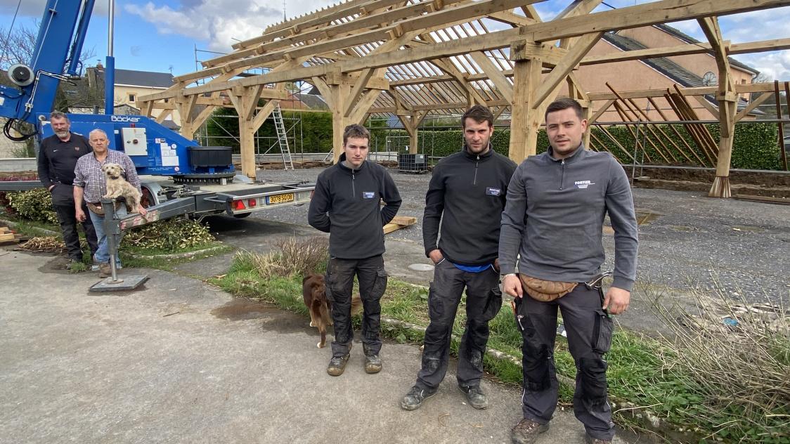 À Thin-le-Moutier, les beaux chênes autour du village fournissent les poutres de la nouvelle halle