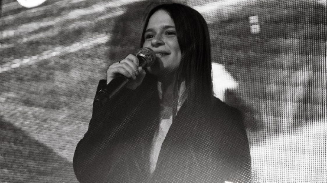 La jeune chanteuse de 21 ans Anaïs Robin est morte après un accident de ...