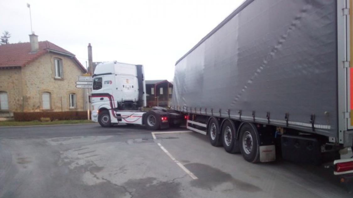 Circulation perturbée à Écly ce mardi matin après la perte d’une remorque par un camion