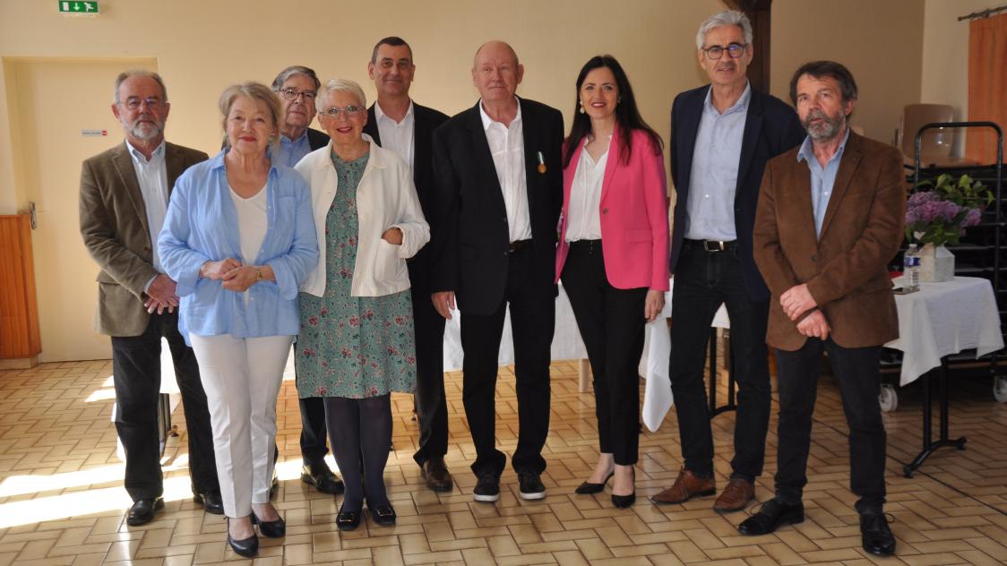 Philippe Cotel, ancien maire de Prugny, médaillé pour 30 ans d ...