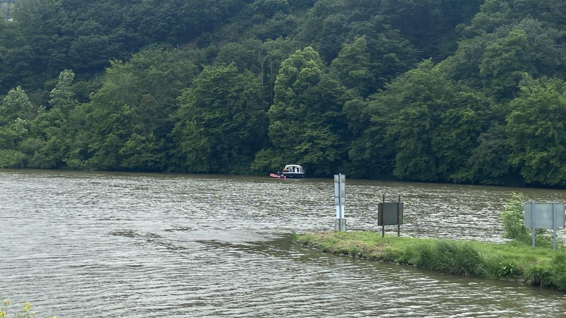 Un bateau accoste plus vite que prévu à Revin, près de l’écluse d’Orzy