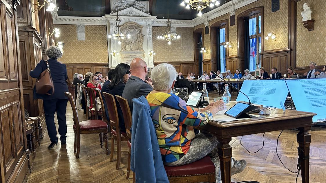 « Vous ne manquez pas d’air ! » : clash entre François Baroin et ...