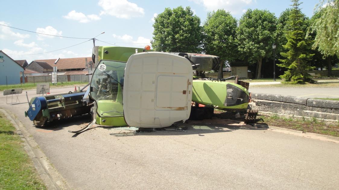 Magny-Fouchard : deux blessés dans une collision entre une camionnette et un engin agricole