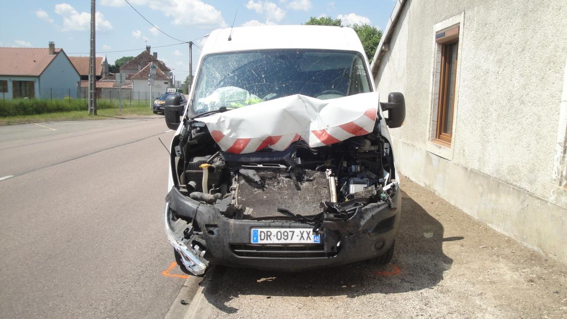 Magny-Fouchard : deux blessés dans une collision entre une camionnette et un engin agricole