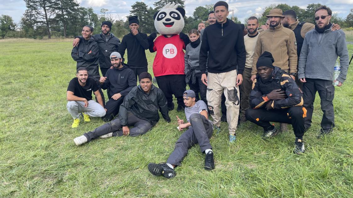 Comment des influenceurs aux millions d’abonnés ont été attirés dans un stage commando au fort ...