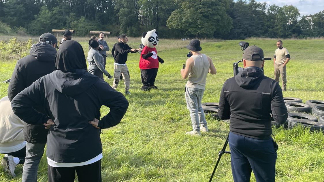 Comment des influenceurs aux millions d’abonnés ont été attirés dans un stage commando au fort ...