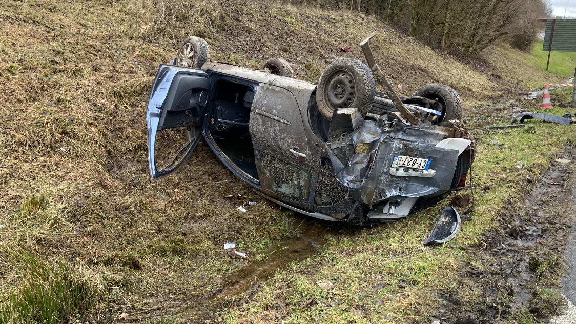 Accident : une voiture fait des tonneaux et finit sur le toit à la ...