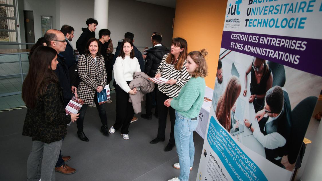 Parcoursup 2025 : avec 12 000 candidats pour 1 000 places, l’IUT de ...