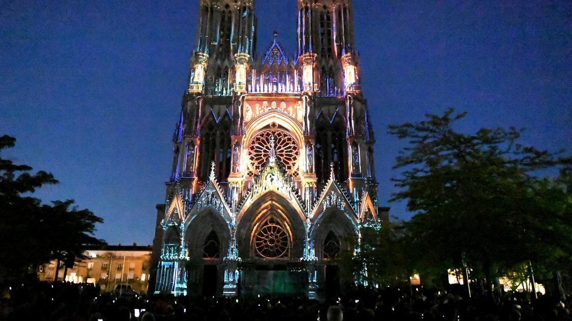 3 bonnes raisons de (re)découvrir le spectacle Regalia projeté sur la ...