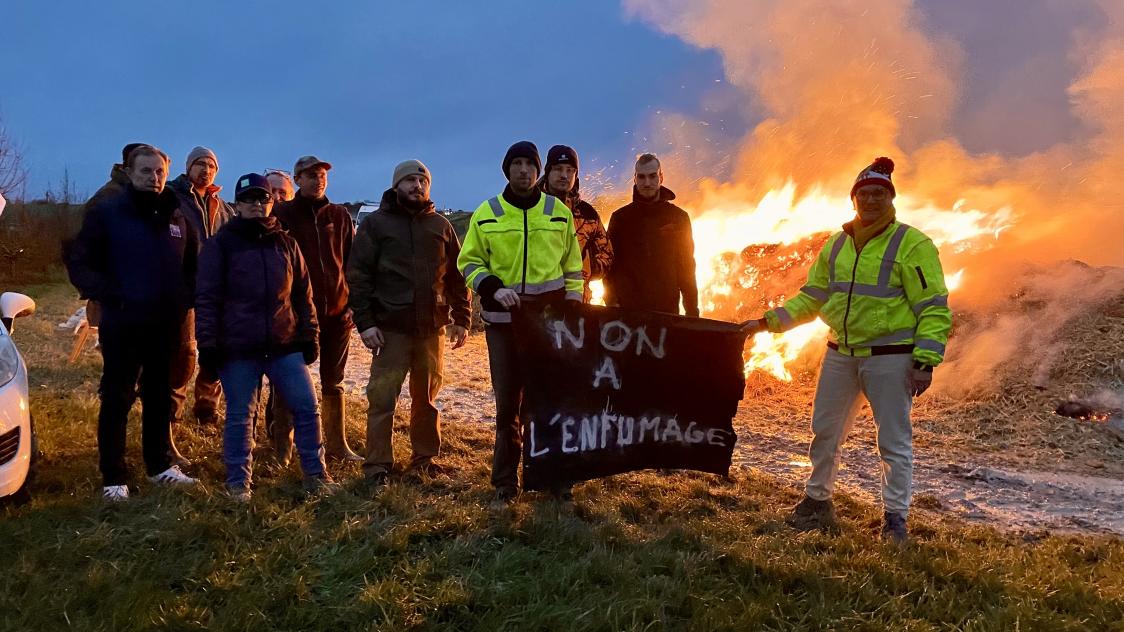 Feux de la colère à Fère-Champenoise : des agriculteurs dénoncent un ...