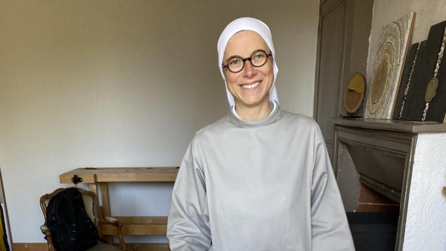Portrait de sœur Samuelle, à la fois religieuse, ermite et artiste à ...