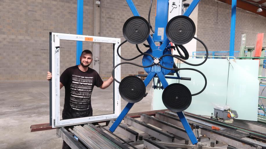 L’entreprise laonnoise E2MK installe des fenêtres pour le village Olympique