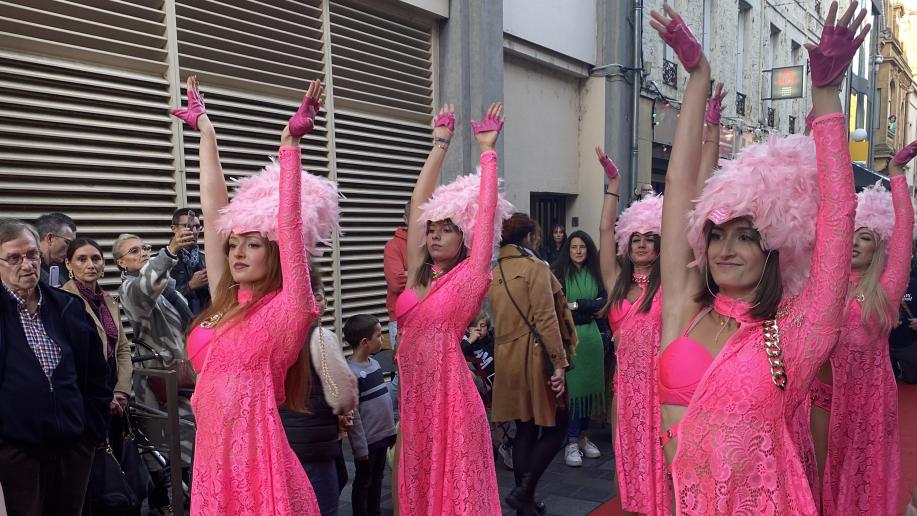 Un défilé de robes de créatrice dans le centre de Charleville-Mézières ...