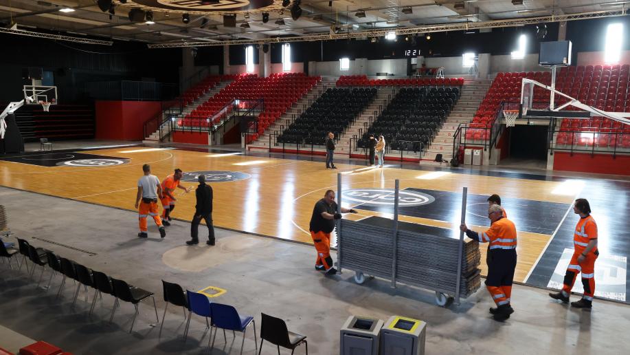Dans les coulisses de la Guinguette Arena à Charleville-Mézières: oubliez le parquet de basket ...